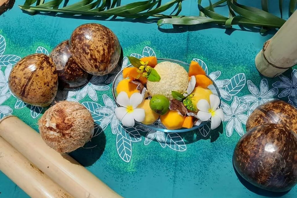 Demi-journée pirogue polynésienne à Moorea - Réserver en ligne